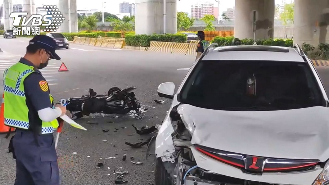 一家出遊！兄弟騎車雙載 遭撞飛爸媽目睹│車禍│台中│TVBS新聞網