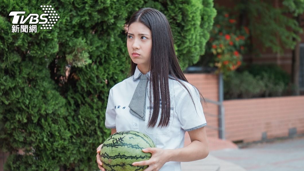 「川咪CP」瘋狂放閃！黃柏峰、馮容潔被拱接吻 他氣到憤而離席│TVBS新聞網