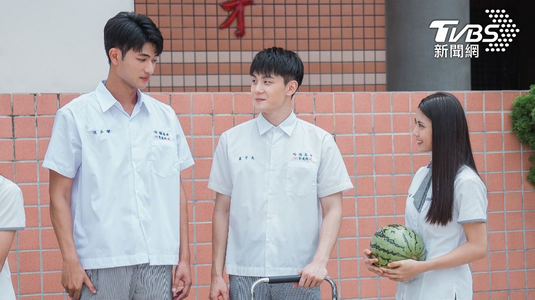 「川咪CP」瘋狂放閃！黃柏峰、馮容潔被拱接吻 他氣到憤而離席│TVBS新聞網