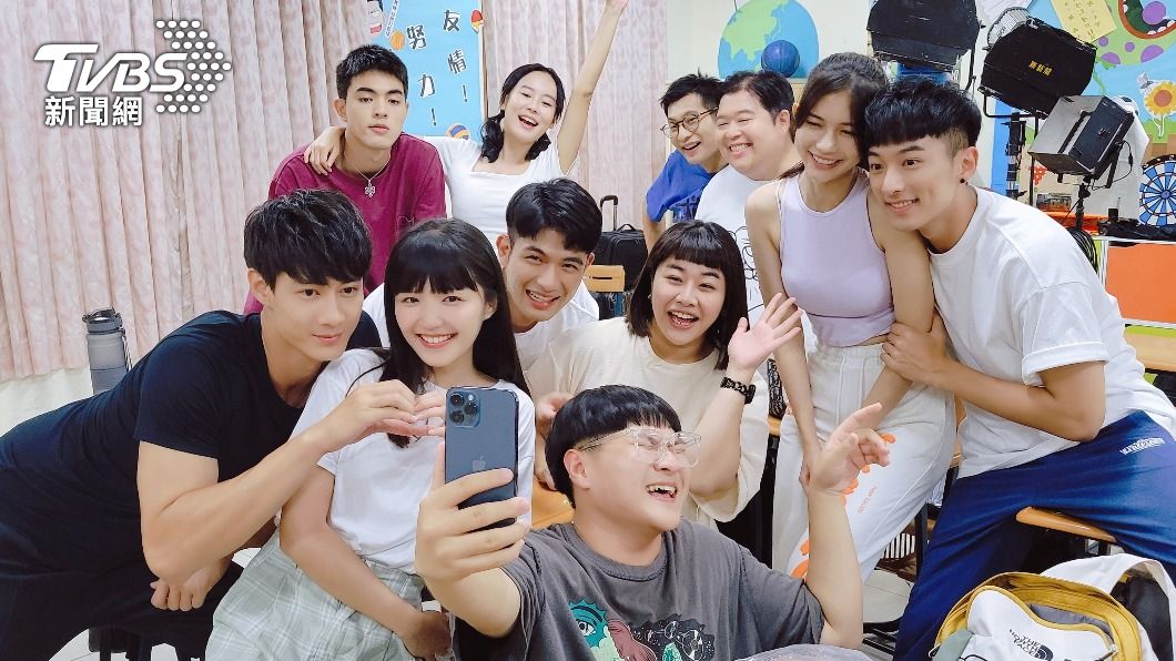 「川咪CP」瘋狂放閃！黃柏峰、馮容潔被拱接吻 他氣到憤而離席│TVBS新聞網