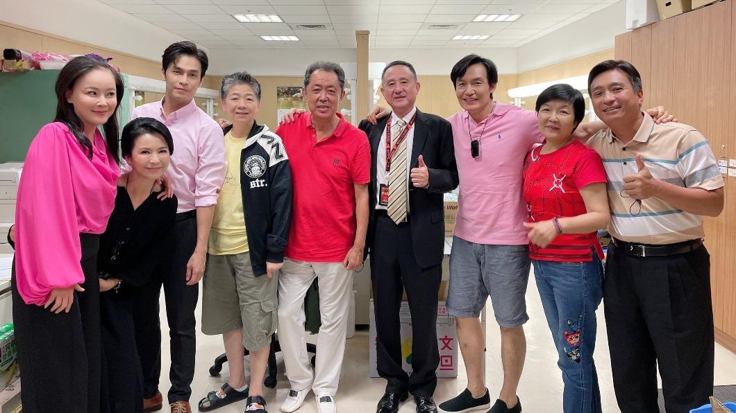 Gino穿人偶裝浪漫求婚 「激吻廖苡喬」畫面曝光│TVBS新聞網