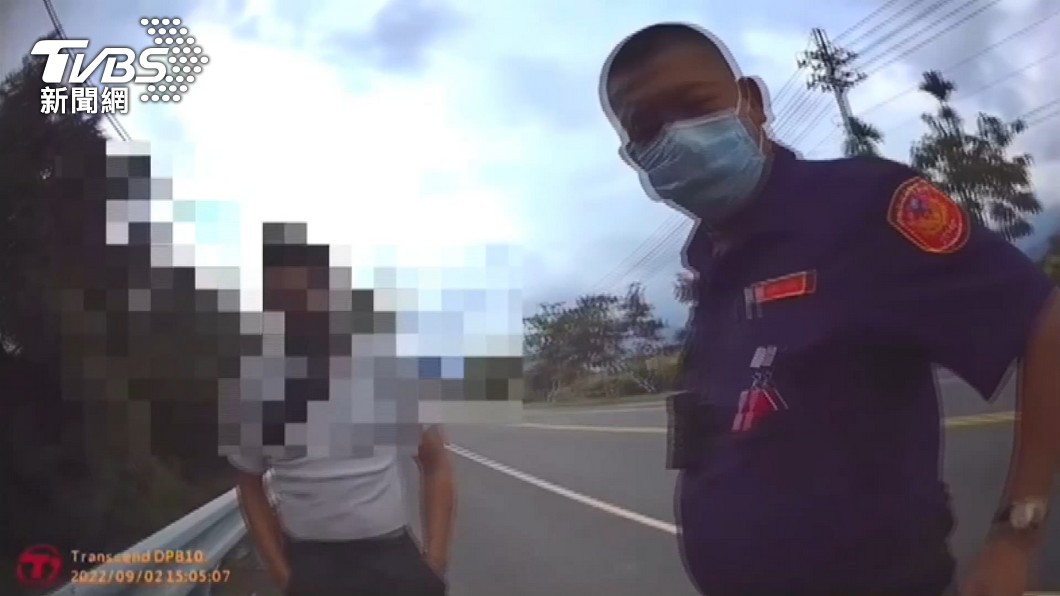 大人騎兒童車？ 男拼裝「粉紅迷你機車」上路被逮│TVBS新聞網