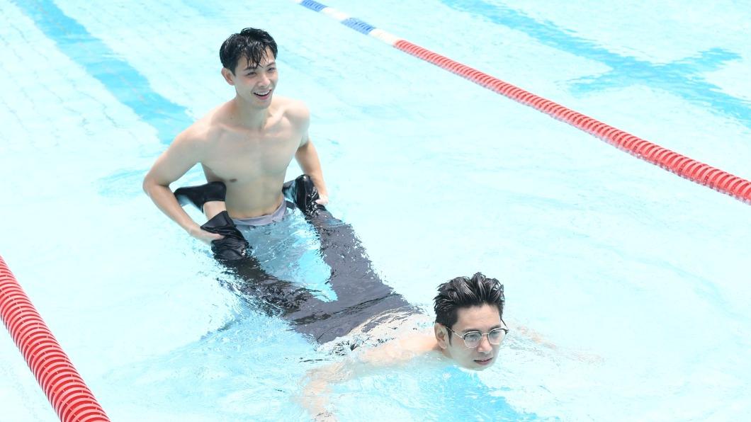 連晨翔脫了！水中全裸露出「私密該邊」 狂操4小時回家癱軟│TVBS新聞網