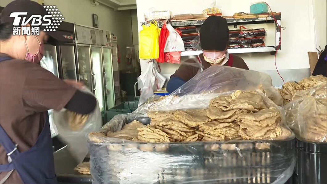 中秋拚霸氣！烤鱷魚口感像雞肉 手工黑輪片熱銷│TVBS新聞網