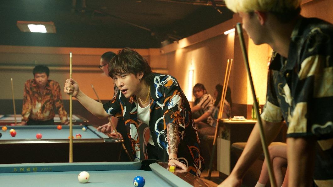 邱澤緊貼JKF女郎？男歌手新造型撞臉 談情完意外雙確診│TVBS新聞網