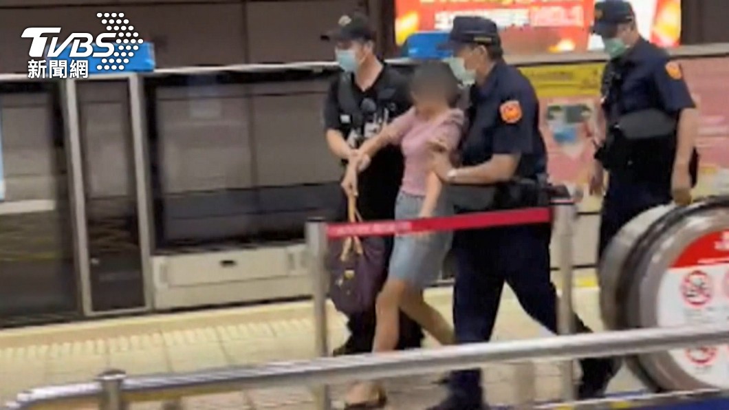 有片／嗆「奴隸才戴口罩」 捷運無罩女被拖下車廂│警察│台北│TVBS新聞網