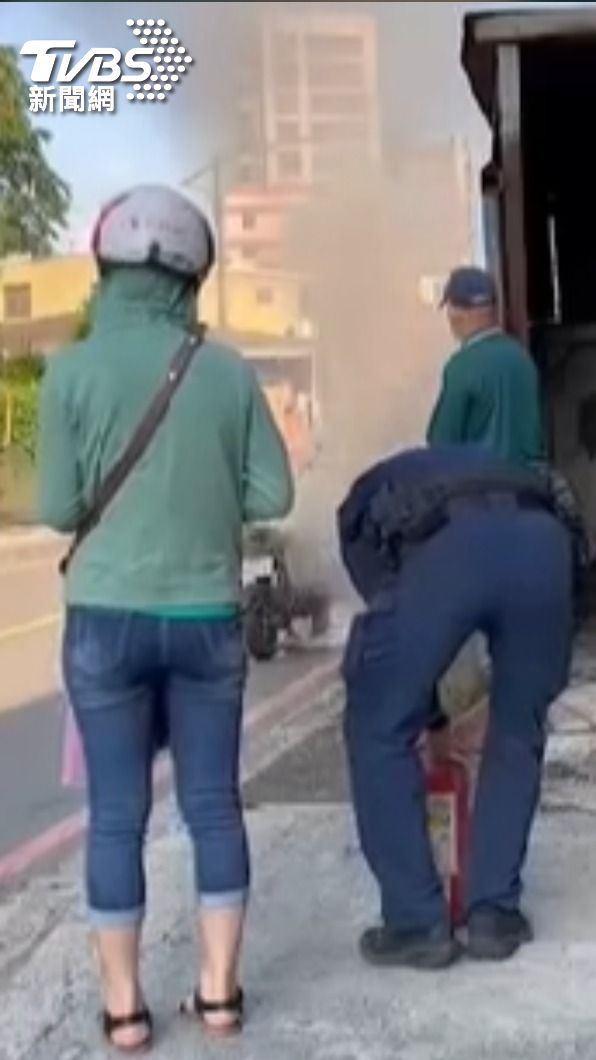 電動自行車冒煙竄火！巡邏警搖身變「打火弟兄」救女OL│TVBS新聞網
