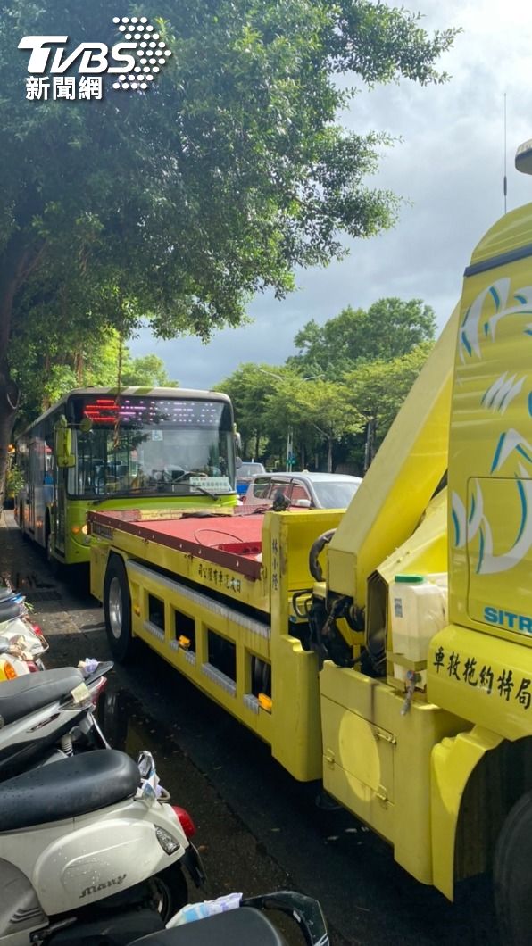 「1.2.3用力」！公車半路拋錨 12員警徒手推車300公尺│TVBS新聞網