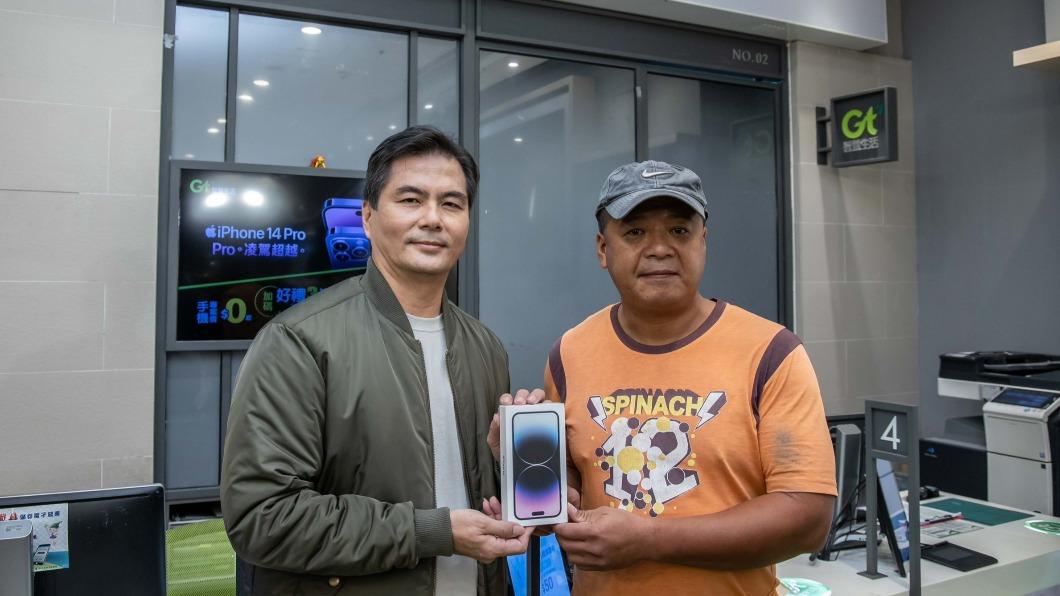 亞太頭香安卓粉跳船！排11小時「1800元」帶回i14 Pro Max│TVBS新聞網