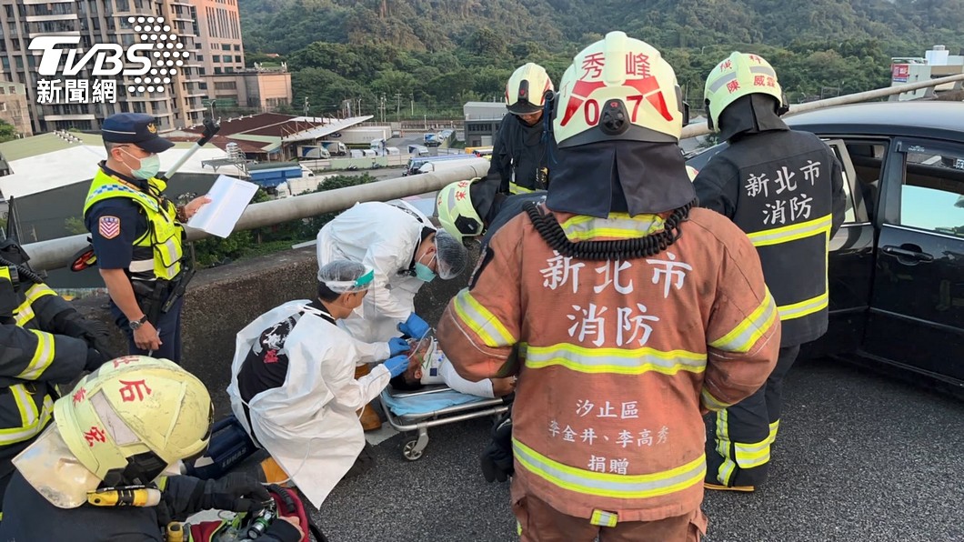 國道暴衝撞護欄！駕駛失控打滑橫跨4車道 追撞釀2傷│TVBS新聞網