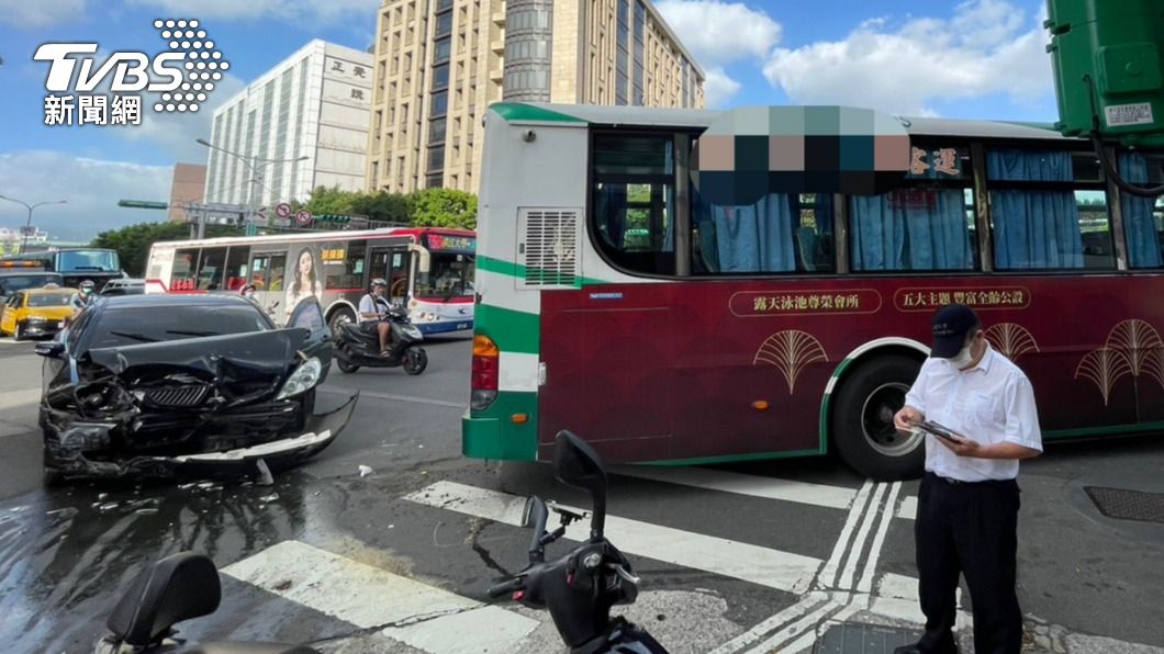 才剛洗腎完!男疑身體不適闖燈 撞3機車、公車釀5傷│TVBS新聞網