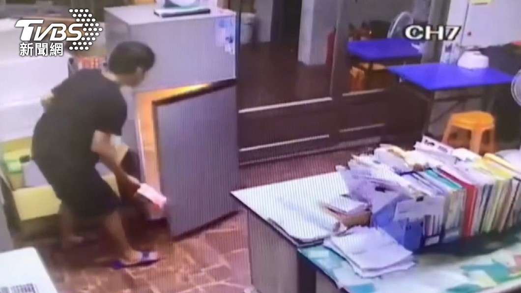 要嚇誰？笨賊頭蓋大白布行竊 怎料長相早已曝光│TVBS新聞網