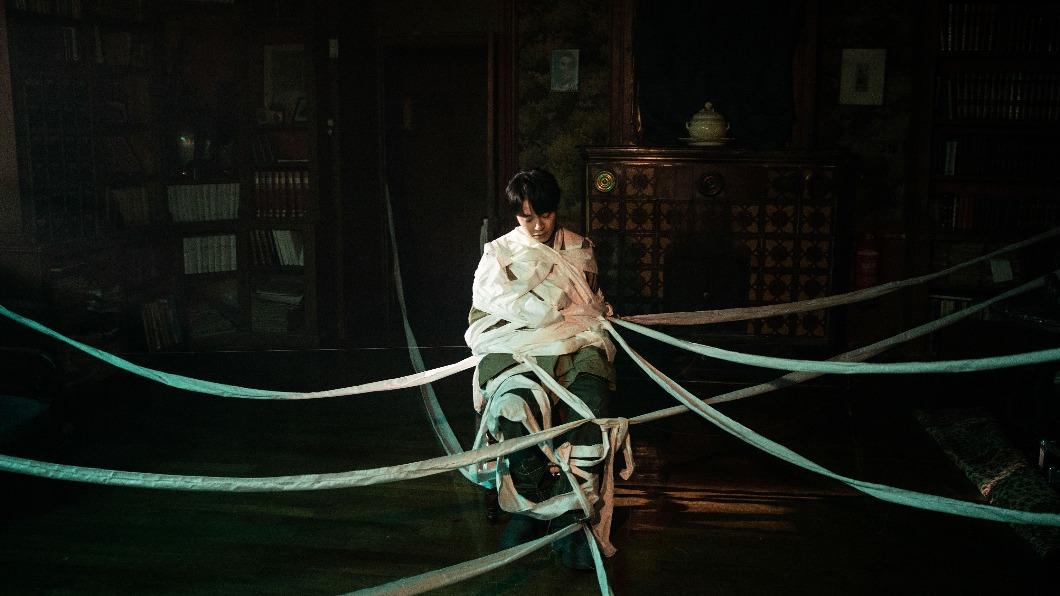 吳青峰法國拍MV 零下10度躺古堡地板「凍到只剩眼睛能動」│TVBS新聞網