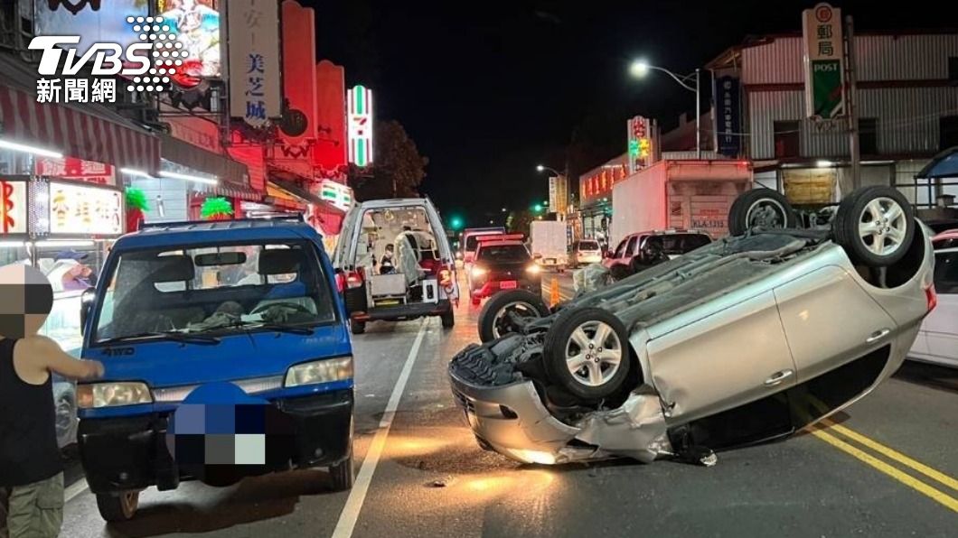 5旬婦駕車撞貨車！當場翻180度釀3傷 路人衰被波及│TVBS新聞網