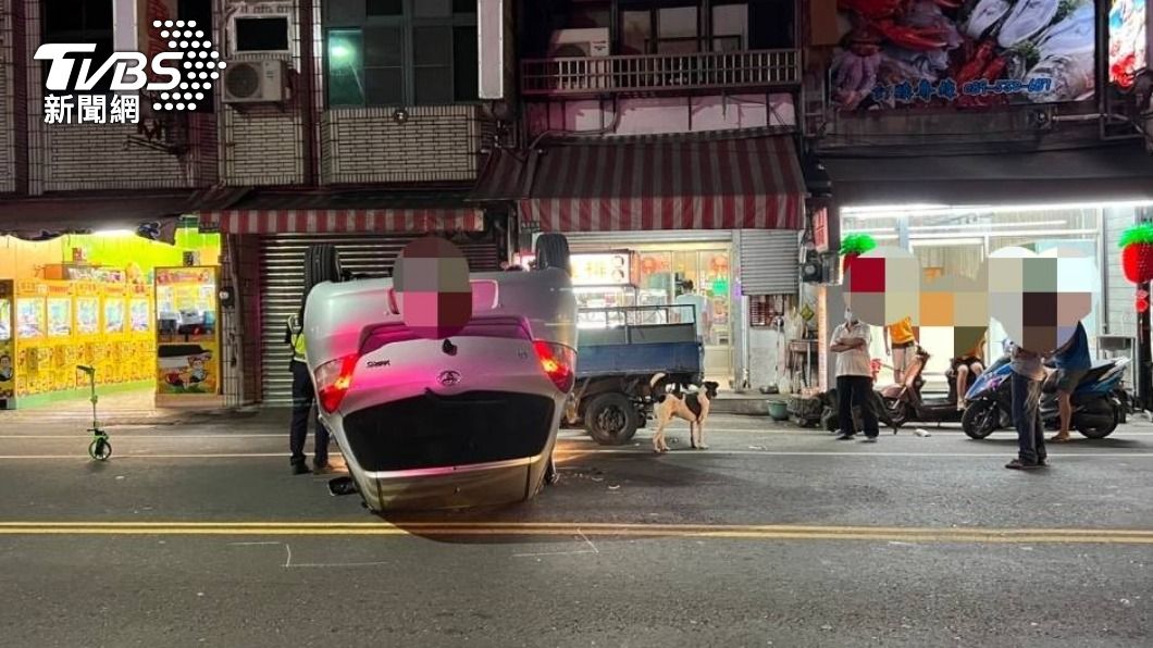 5旬婦駕車撞貨車！當場翻180度釀3傷 路人衰被波及│TVBS新聞網