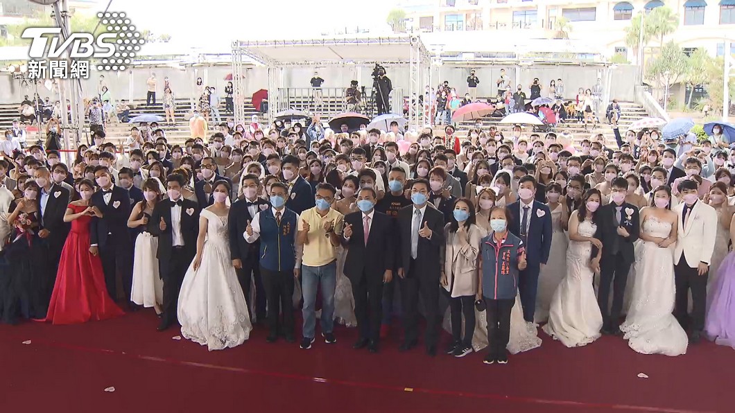 新北聯合婚禮在淡水 侯友宜證婚100對新人│TVBS新聞網