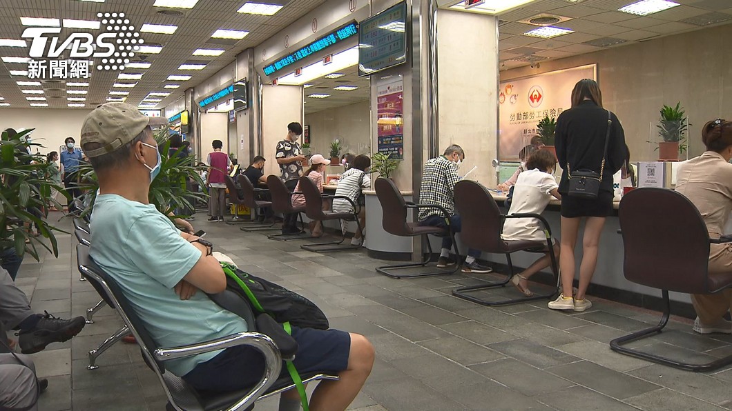 勞保破產倒數計時... 政院撥補450億搶救勞保基金│TVBS新聞網