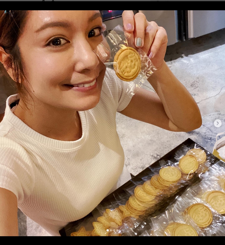 女星床上太放鬆！意外「洩春光」急遮…粉絲反應超害羞│TVBS新聞網