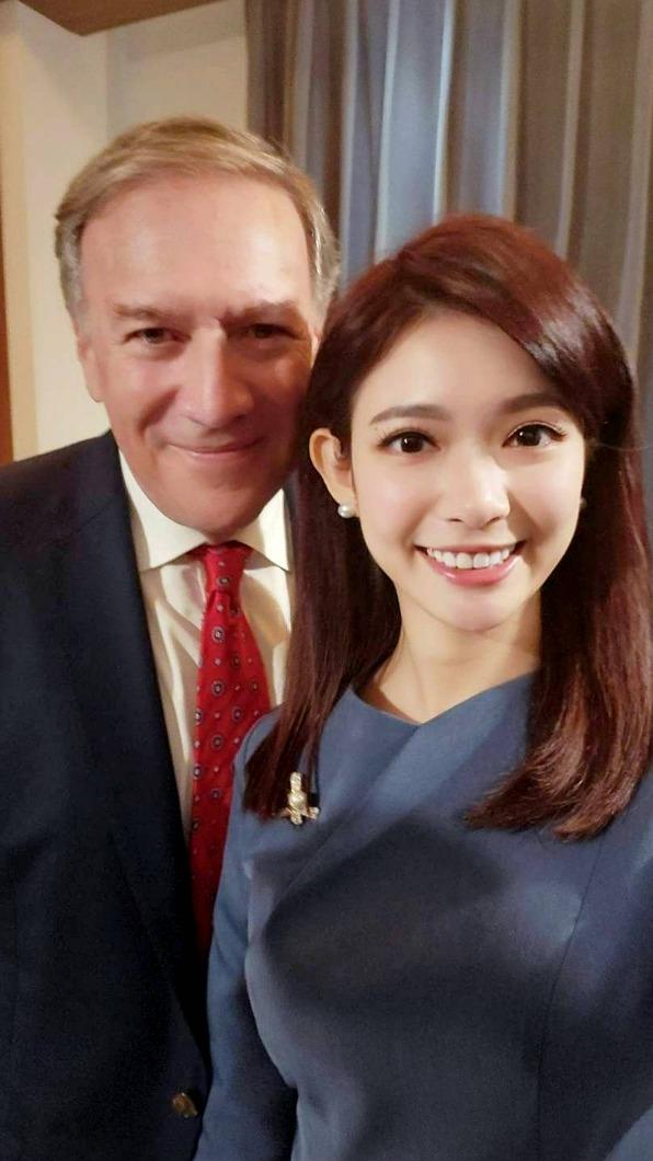 美女主播劉宸希合體鄭弘儀 同框蓬佩奧自拍「少女心爆發」│TVBS新聞網