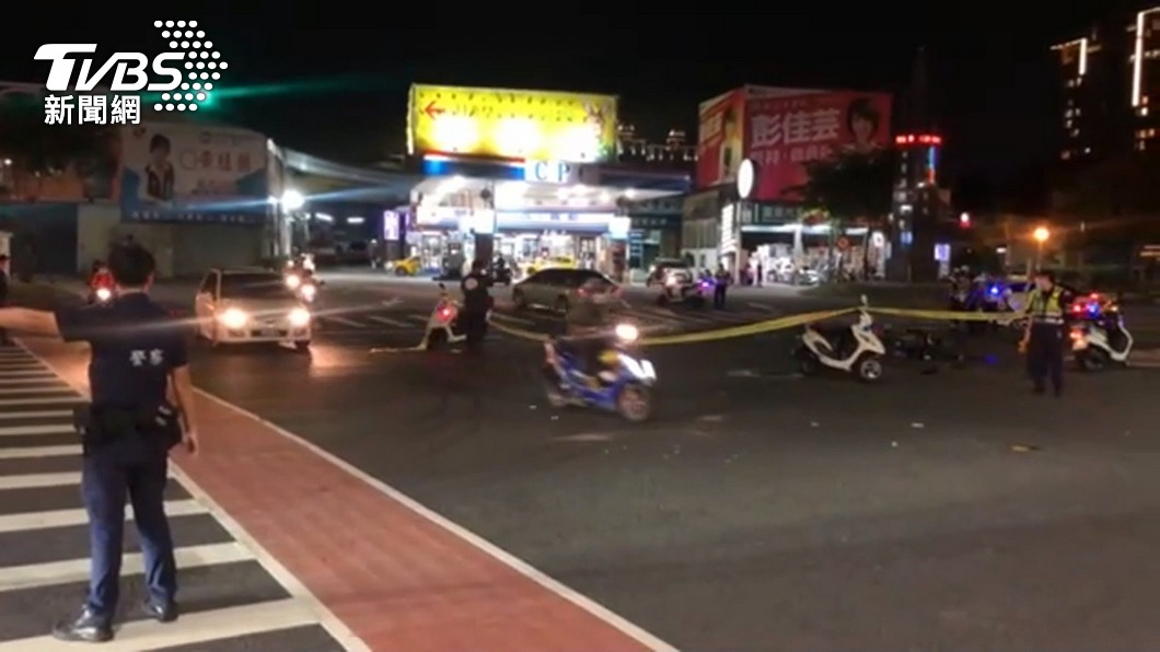飛車直衝下一秒「砰」！騎士擦撞轉彎車 噴飛倒地重傷│TVBS新聞網