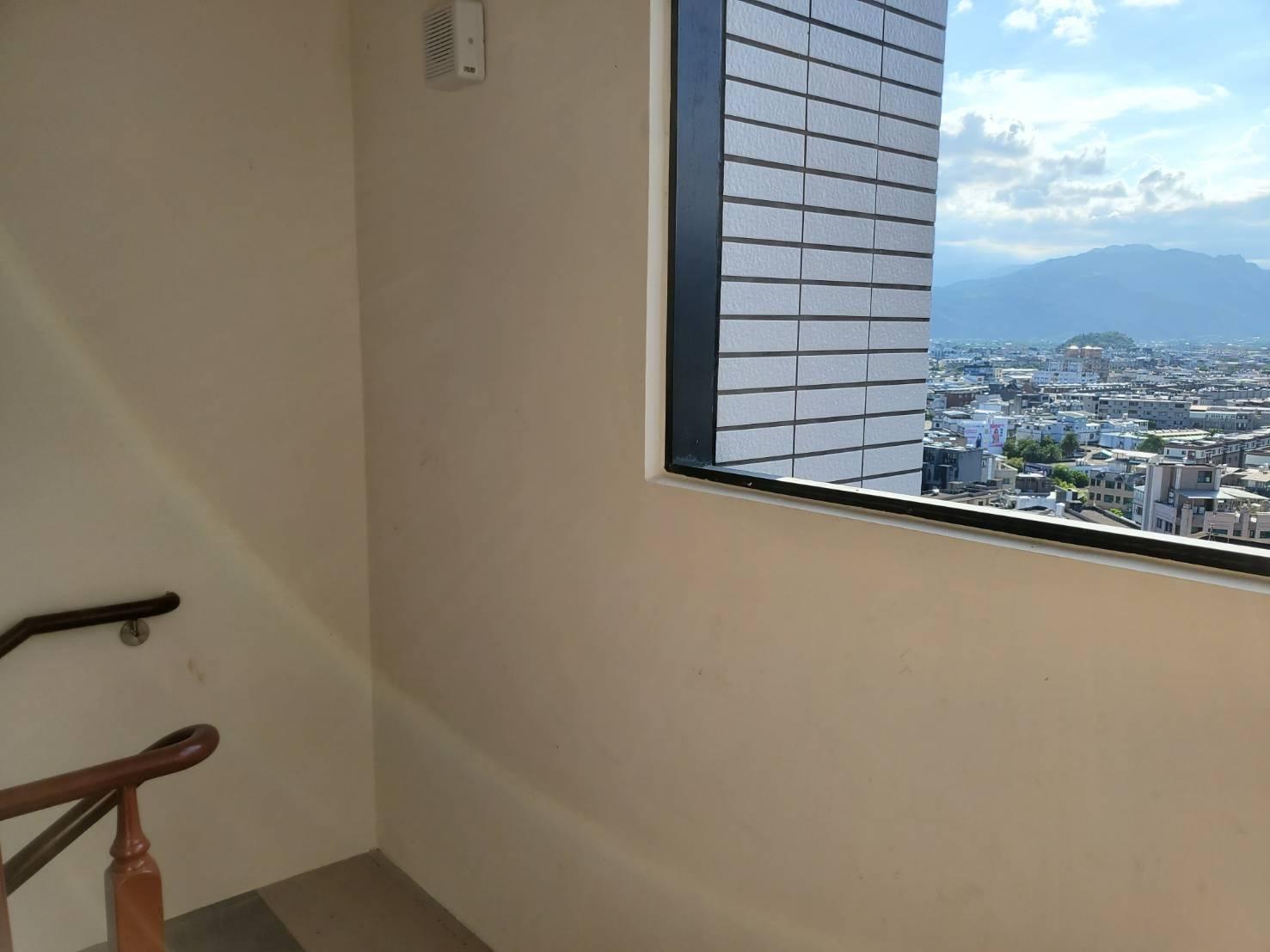 樓梯間驚見「無窗大洞」傻眼！內行挺建商沒唬爛：不能裝│TVBS新聞網