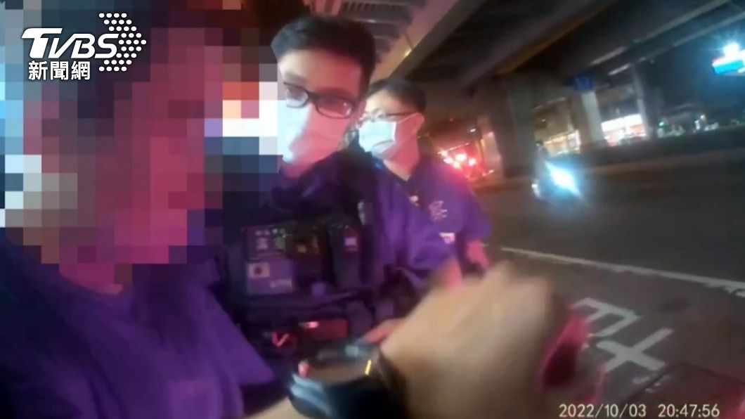 不知警局就在對面！毒蟲違停遭盤查 車上被搜出安毒GG了│TVBS新聞網