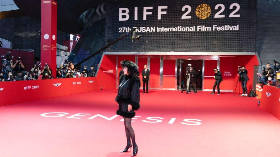 何超儀登釜山影展紅毯逆天長腿辣翻 合體是枝裕和玩自拍│TVBS新聞網