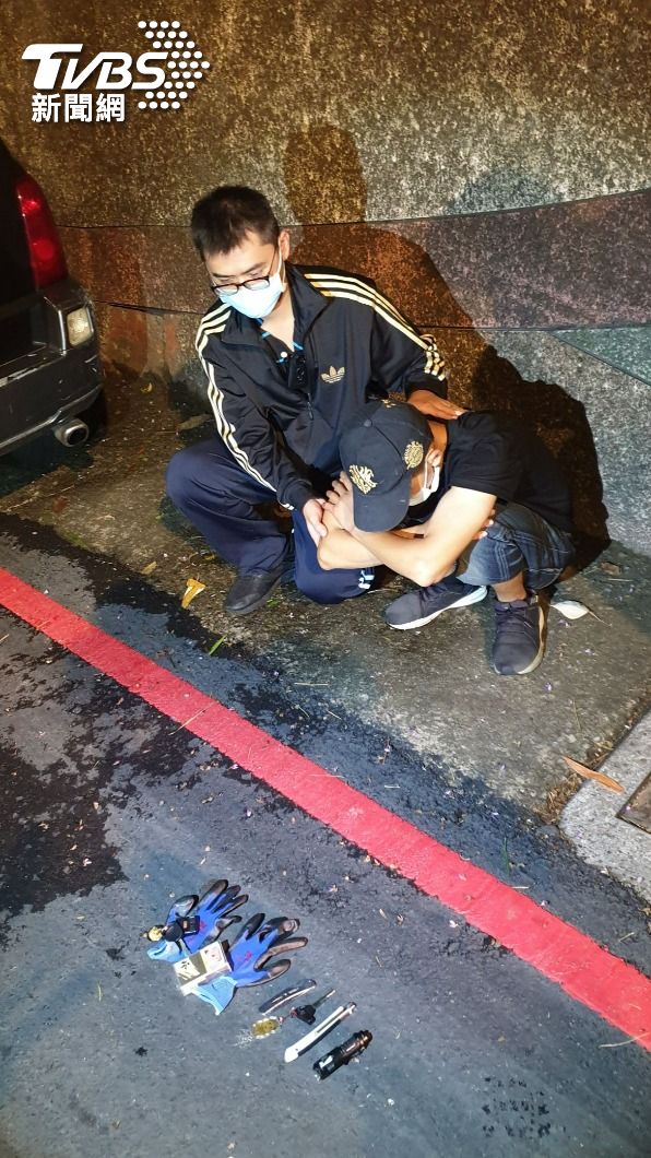 3賊闖寺廟偷畫遭警甕中捉鱉 贓物中赫見「張大千名作」│TVBS新聞網