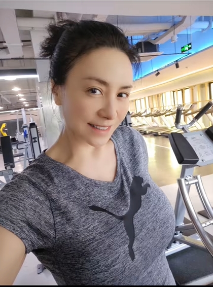 10年沒運動！田麗素顏激戰 55歲「驚人身形」全看光│TVBS新聞網