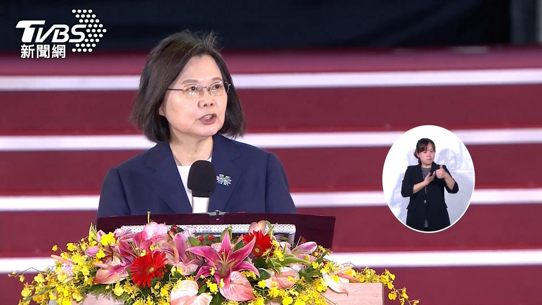 陳美鳳首登國慶晚會 身穿鏤空戰袍獻唱│TVBS新聞網