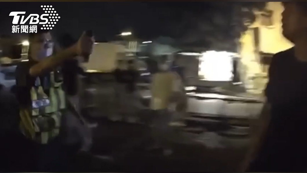 不爽嘔吐物噴到愛車！一言不合就全武行 6男當街打群架│TVBS新聞網