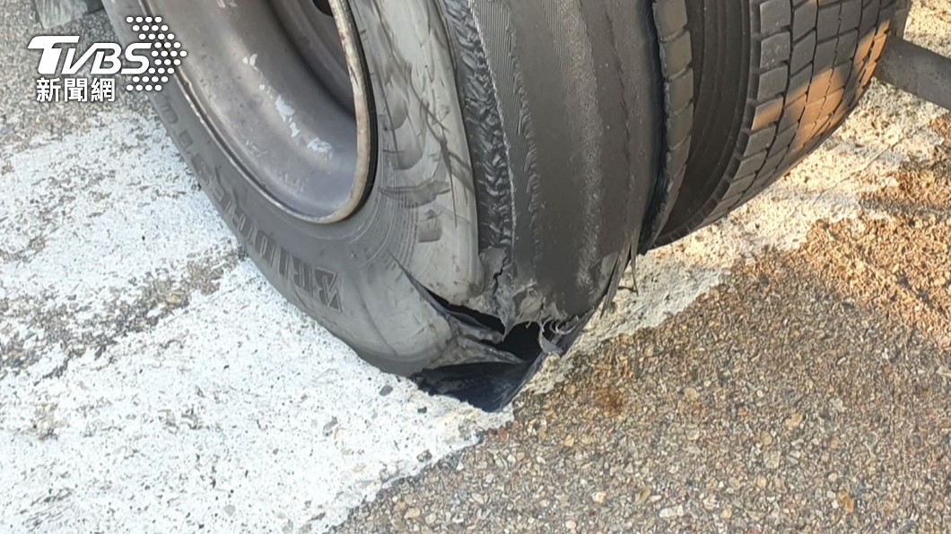 西濱油罐車爆胎！鐵片彈飛 砸裂轎車擋風玻璃│TVBS新聞網