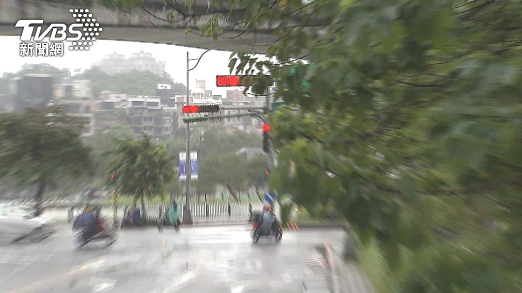 搶勘災？陳時中座車闖紅燈、違停 挨罰3900│TVBS新聞網