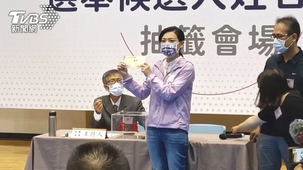 挨告違法兼職？ 高虹安拿證據酸：資「側」會│TVBS新聞網