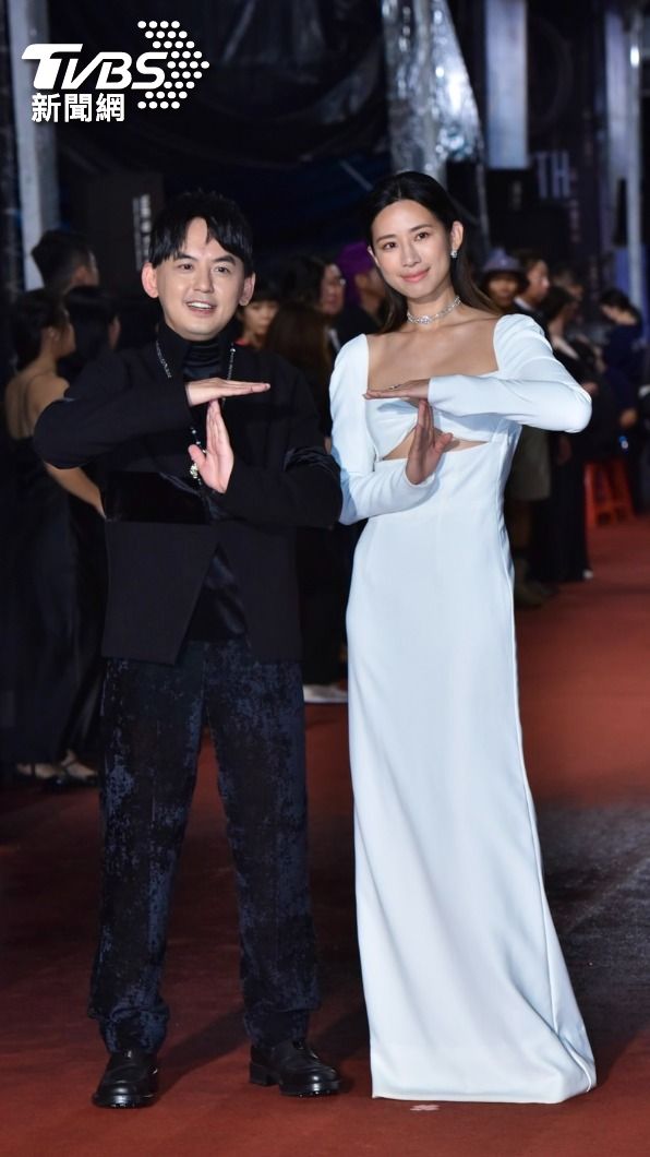 趙岱新「背叛周興哲」捧臉甜笑放閃 黃子佼3造型：一次討回來│金鐘│金鐘57│TVBS新聞網