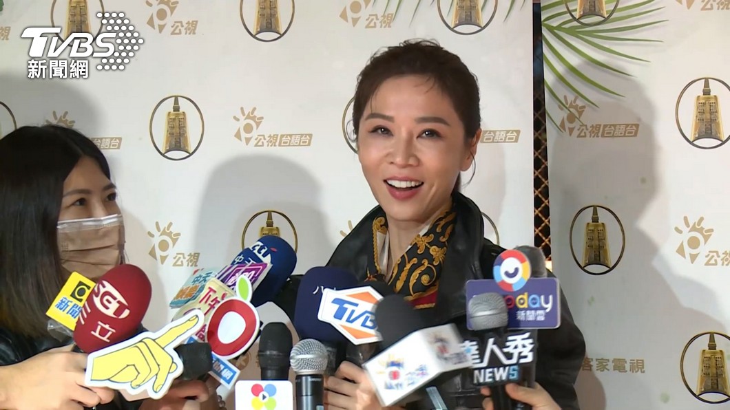 入圍太多！謝盈萱金鐘出糗爆粗口「Fxxk」！下跪導演喊「原諒我」│TVBS新聞網