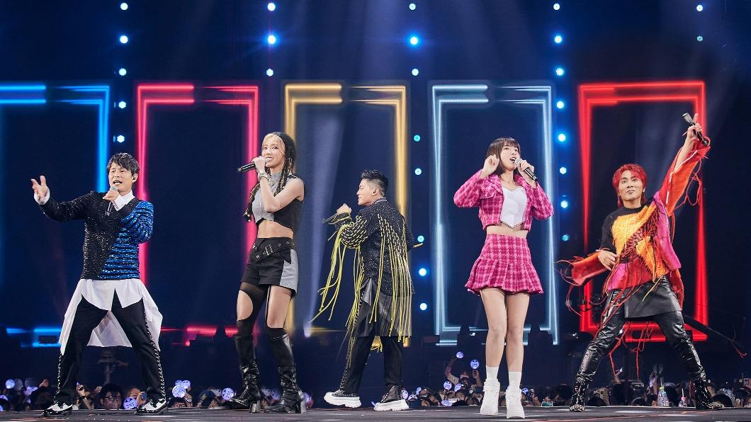 5566開唱「王仁甫撕衣裸身」吻季芹 隱藏成員登場嗨翻│TVBS新聞網