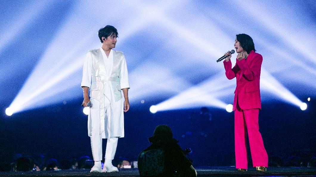 5566開唱「王仁甫撕衣裸身」吻季芹 隱藏成員登場嗨翻│TVBS新聞網