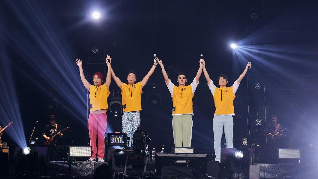 5566開唱「王仁甫撕衣裸身」吻季芹 隱藏成員登場嗨翻│TVBS新聞網