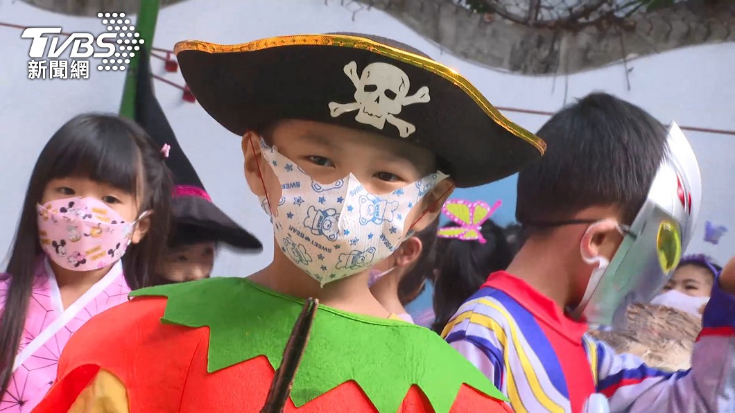 萬聖節出奇招！媽DIY「逼真恐龍頭」吸睛│TVBS新聞網