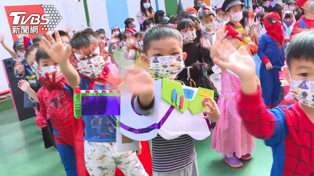 萬聖節出奇招！媽DIY「逼真恐龍頭」吸睛│TVBS新聞網