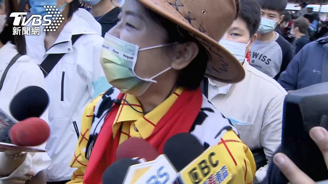 萬聖節COSPLAY 陳時中裝吸血鬼、黃珊珊扮胡迪、蔣萬安變悟空│TVBS新聞網