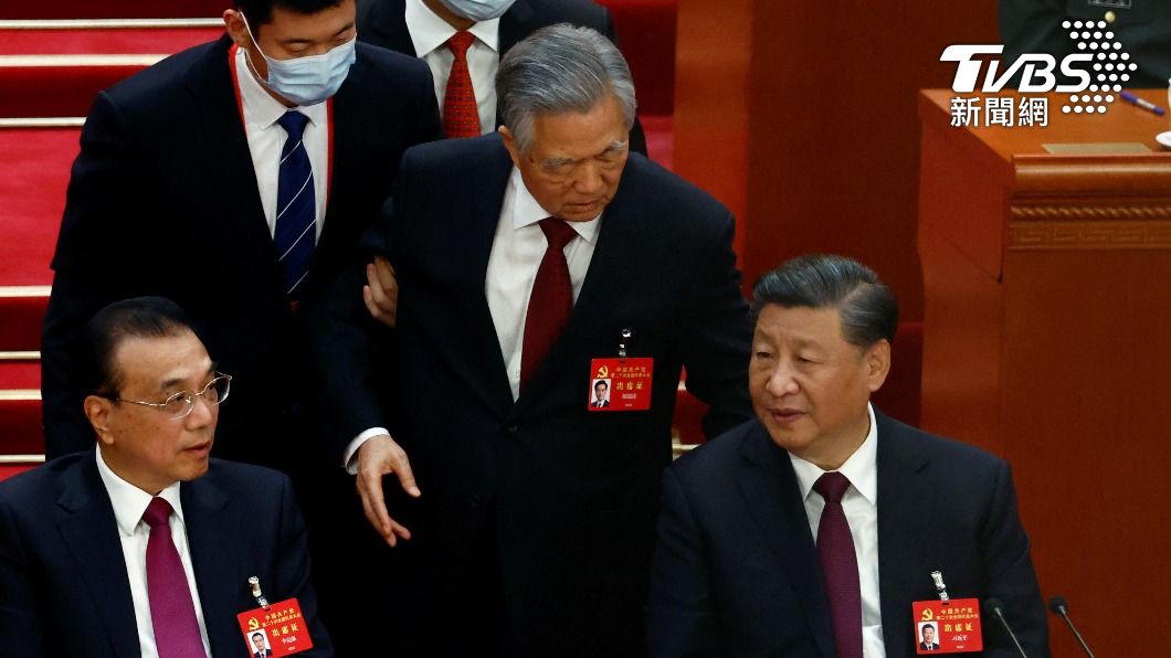 老外萬聖節Cos「被上銬的胡錦濤」 網驚呼：年度地獄哏│TVBS新聞網