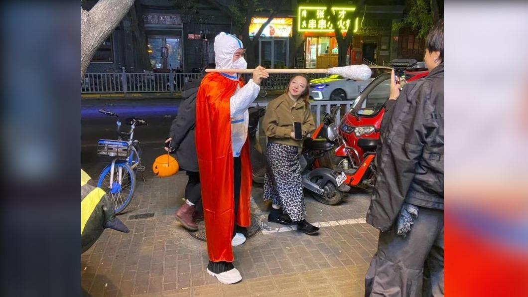 老外萬聖節Cos「被上銬的胡錦濤」 網驚呼：年度地獄哏│TVBS新聞網