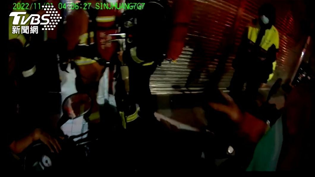 新莊公寓暗夜惡火！警消急救出母子檔 1人昏迷搶救中│TVBS新聞網