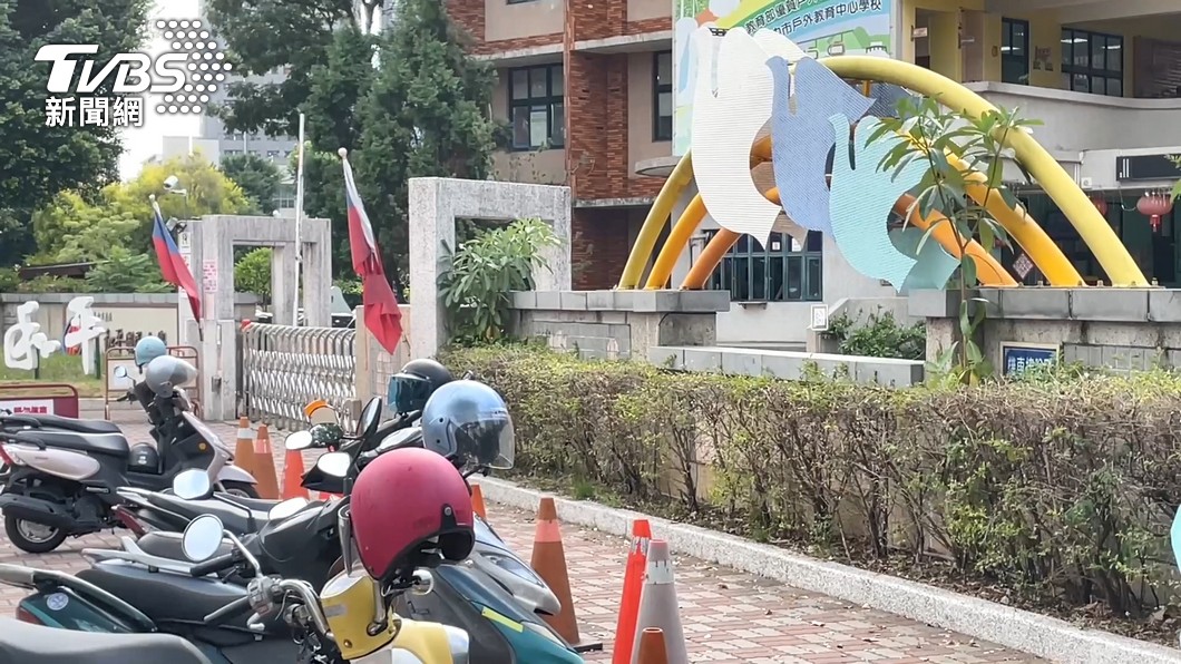 深夜徘迴在國小9旬翁忘了世界 仍掛念接兒子│TVBS新聞網