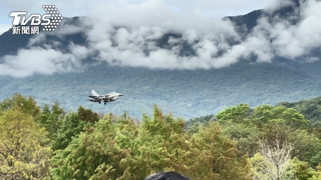 「天龍操演」順延後登場！ F-16、經國號升空│TVBS新聞網