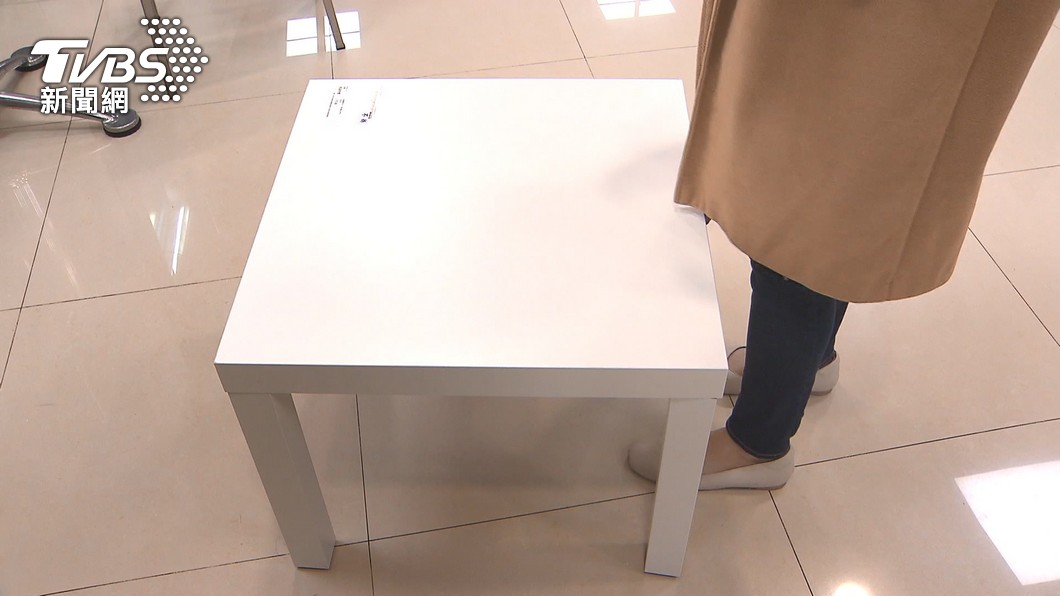 紙做的！IKEA千元桌「夾蜂巢紙板」 女疑：夠支撐？│TVBS新聞網