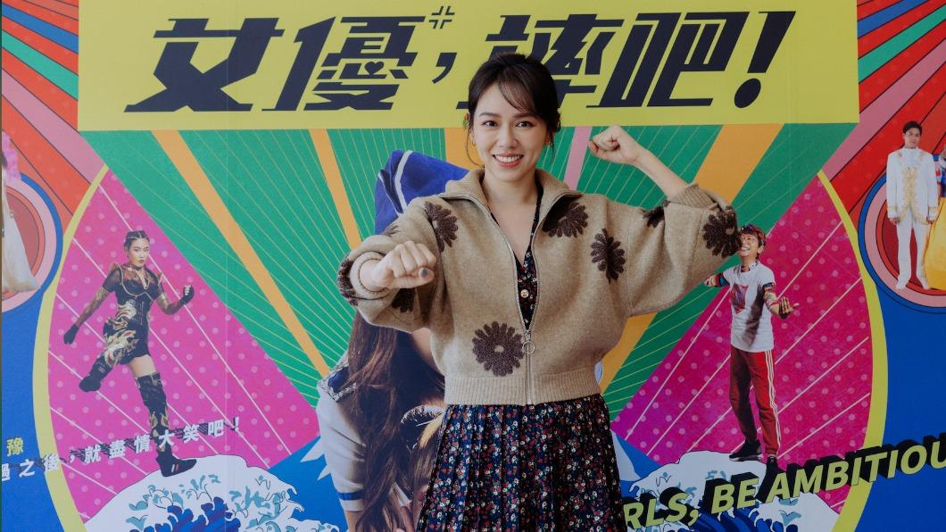 吳映潔狂親夏于喬菊花 AV「人形蜈蚣」拍攝現場曝光│TVBS新聞網