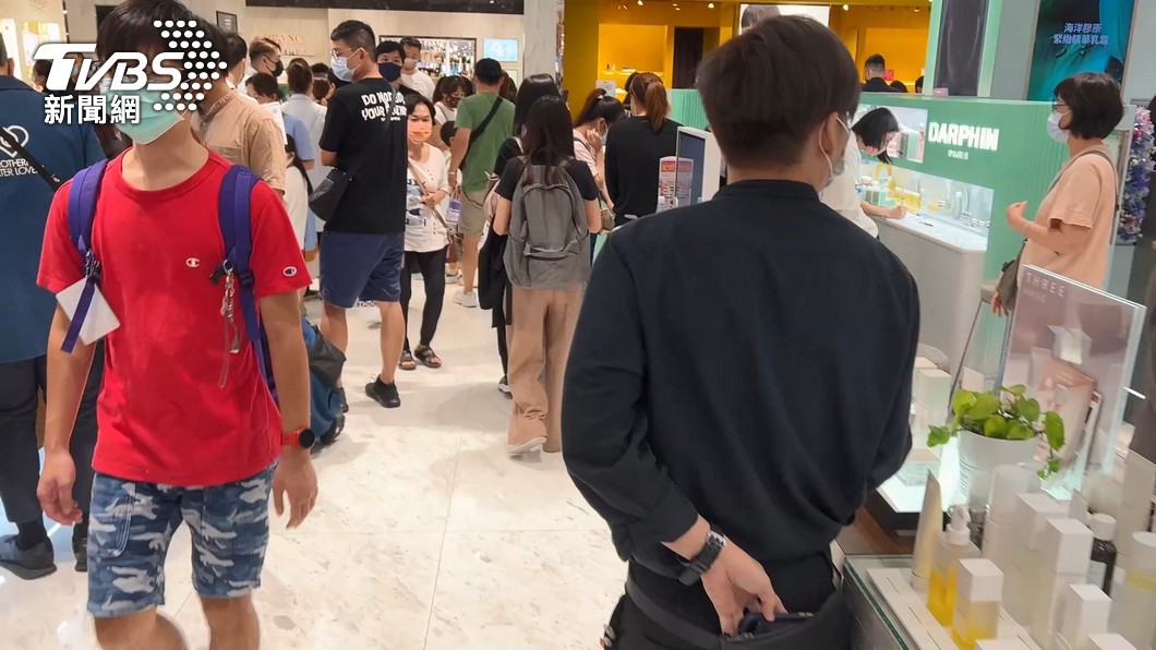 排1hr換嘸「滿額贈」 女丟禮券罵櫃姐：我心臟不好│TVBS新聞網